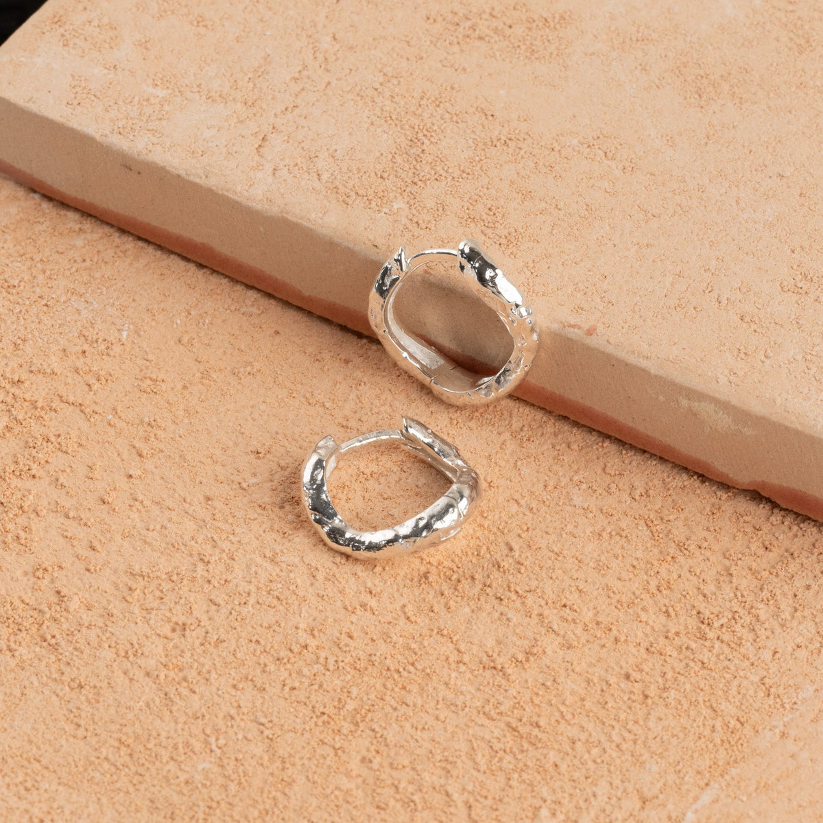 MAIA SILVER HUGGIE EARRING – Sisi Copenhagen