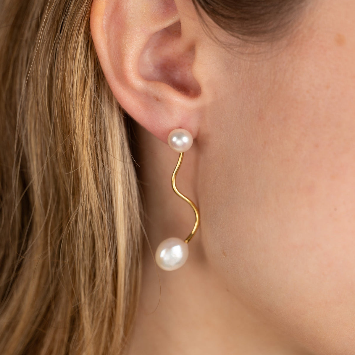 LINA PEARL GOLDEN EARRING – Sisi Copenhagen