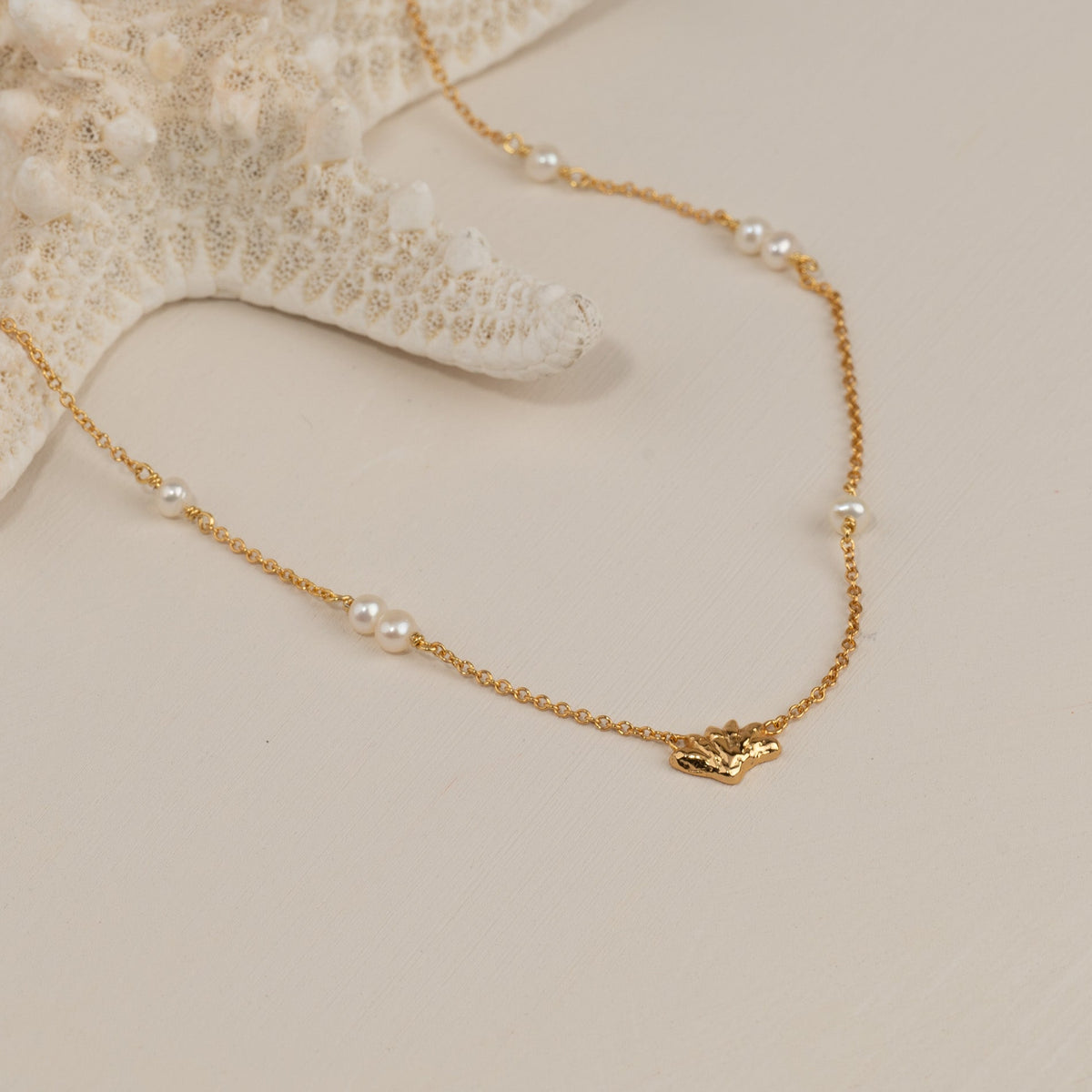 SHELLY PEARL GOLDEN NECKLACE – Sisi Copenhagen